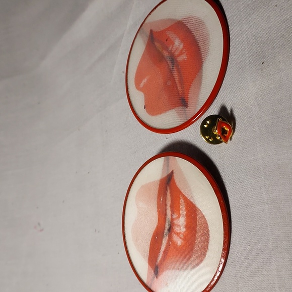 Vari-Vue Motion Lenticular Lip Pin | Other | Vintage 96s Rare Smiling ...